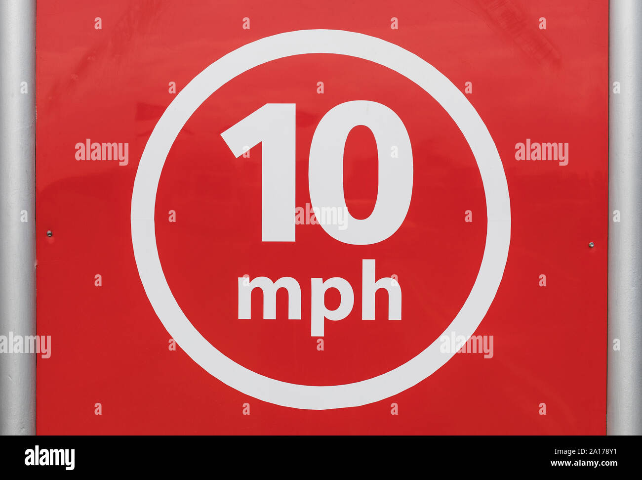 10 miles per hour sign hi-res stock photography and images - Alamy