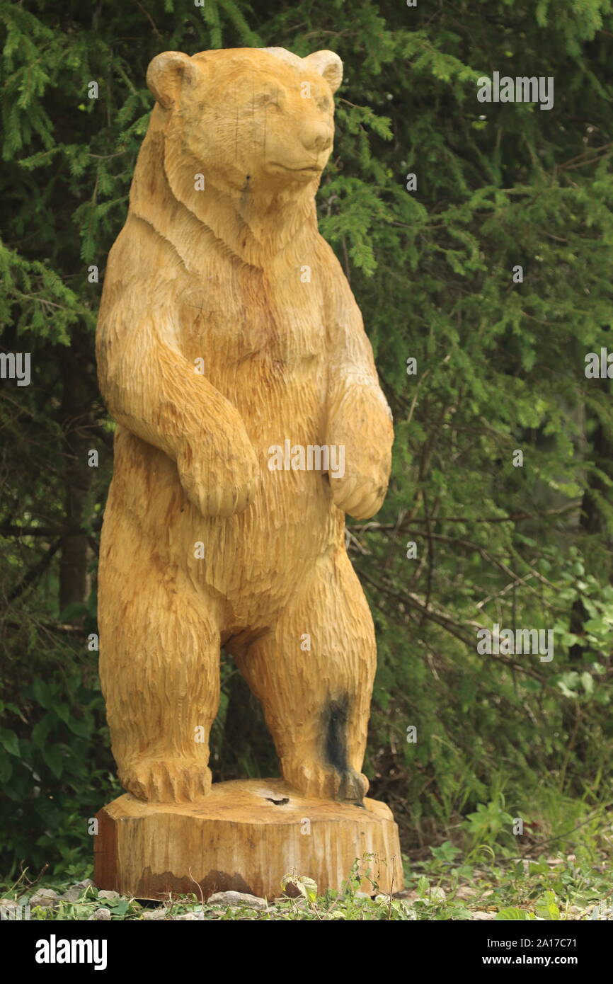 Bear carving hi-res stock photography and images - Alamy