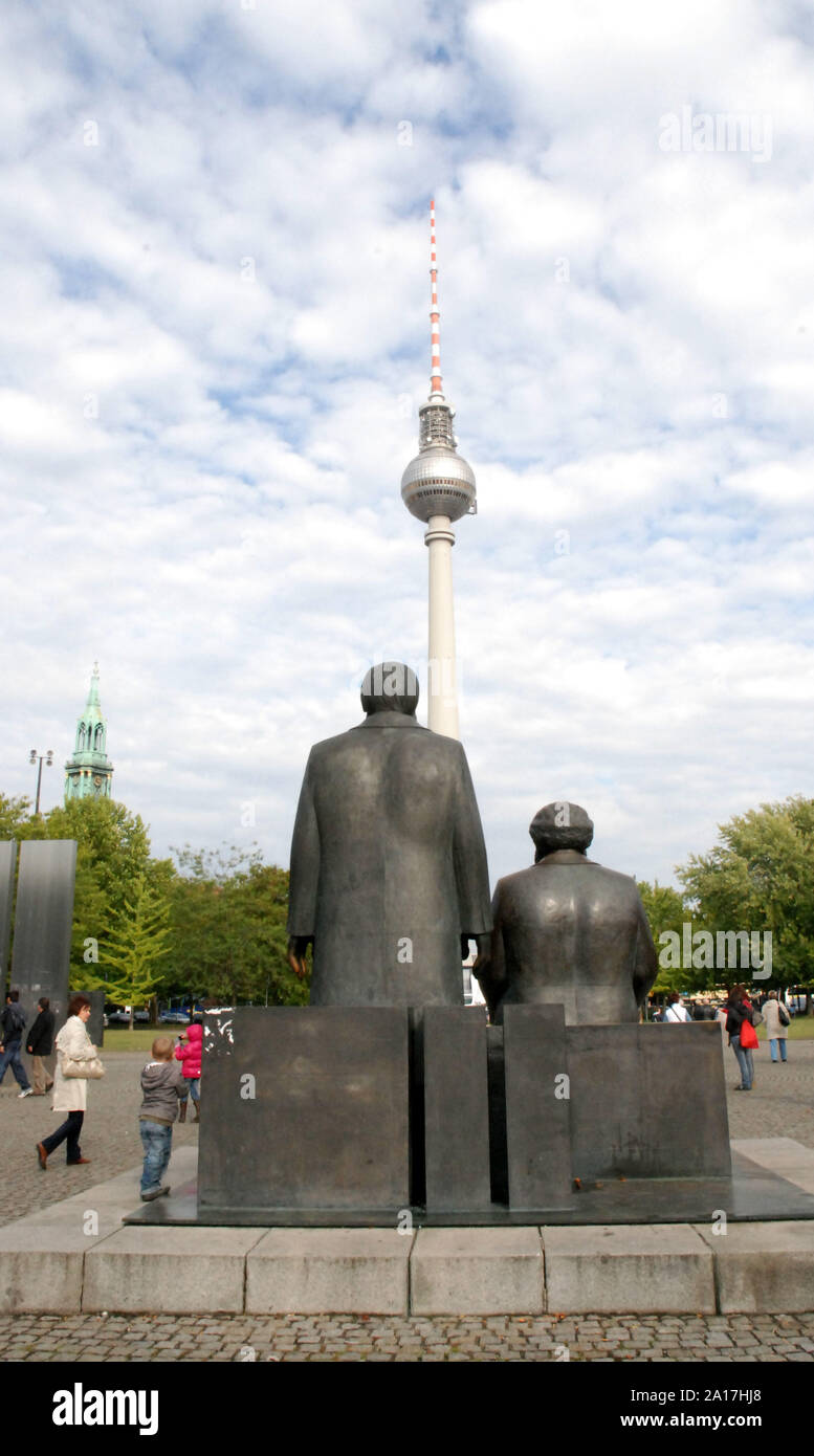 Statue of engels hi-res stock photography and images - Alamy