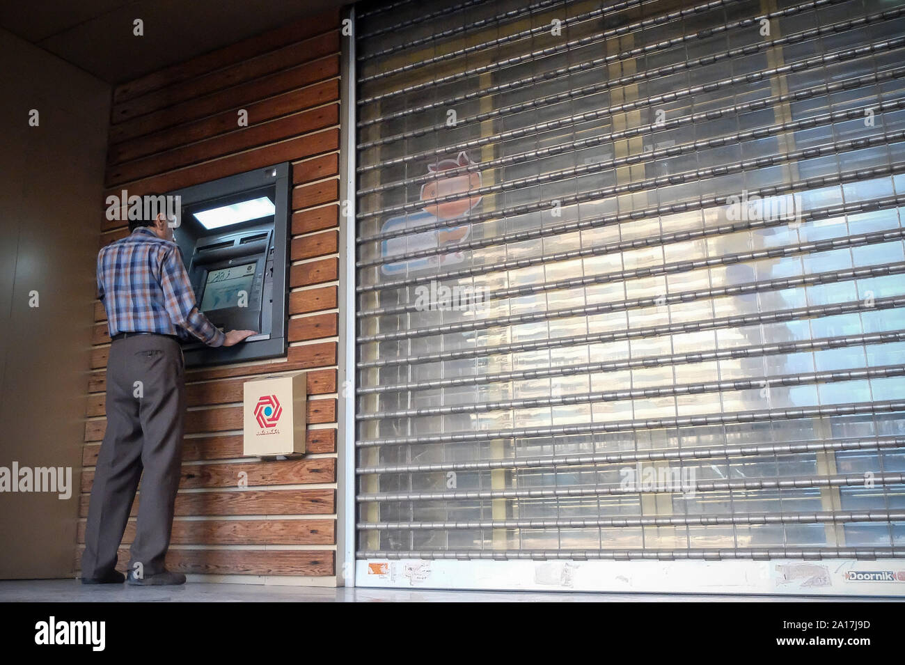 Man at atm 24 hi-res stock photography and images - Alamy