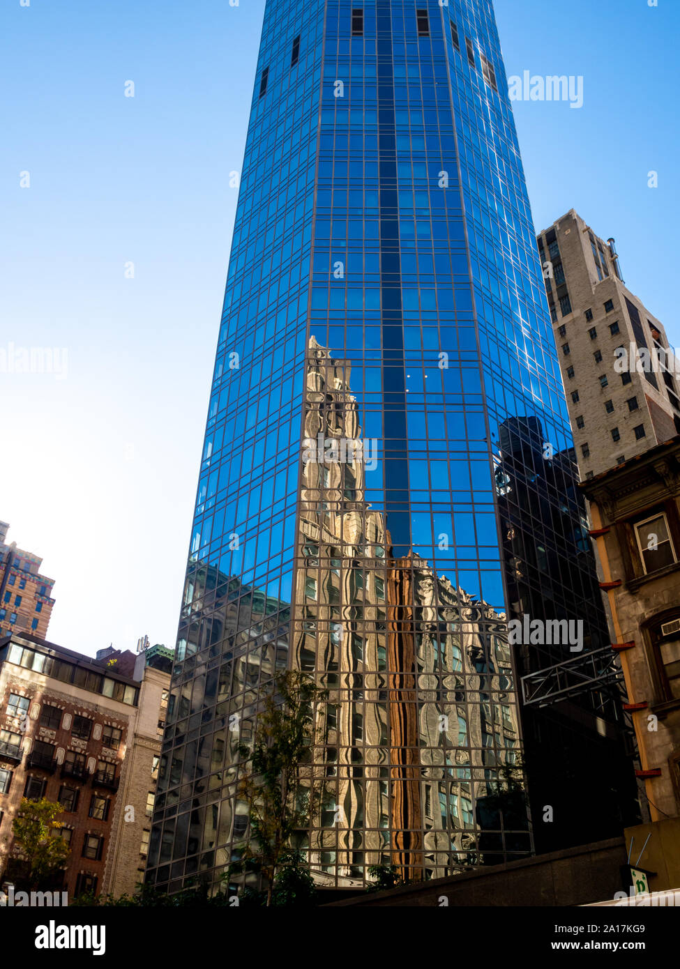 Reflections on skyscraper hi-res stock photography and images - Alamy