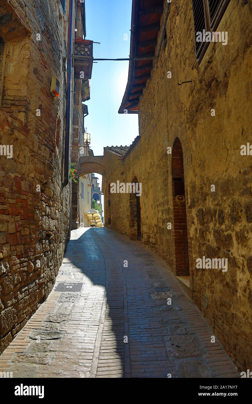 Narrow alley alleyway street hi-res stock photography and images - Alamy