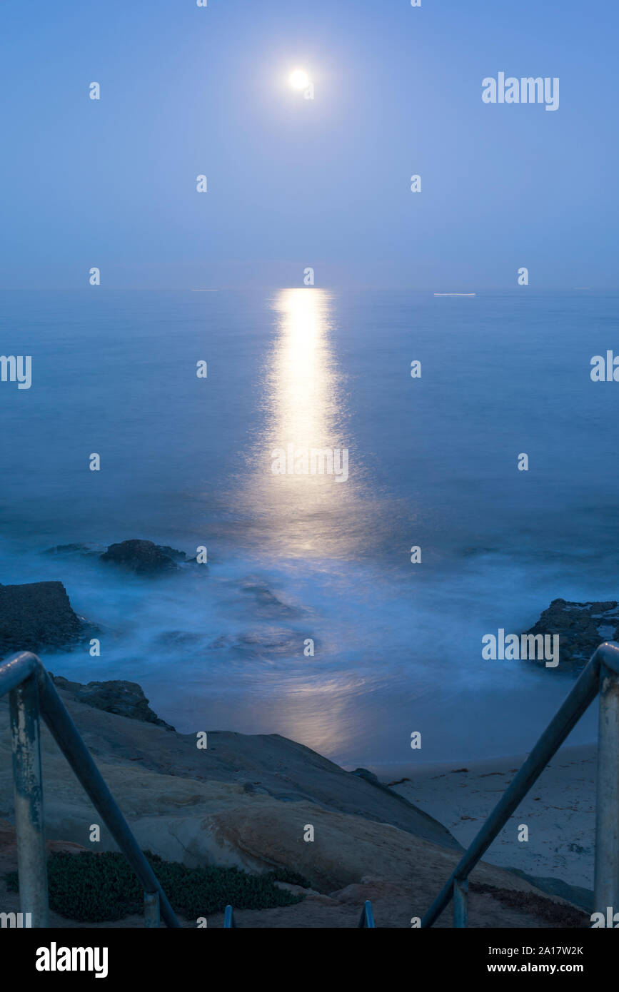 Moon ocean waves hi-res stock photography and images - Alamy