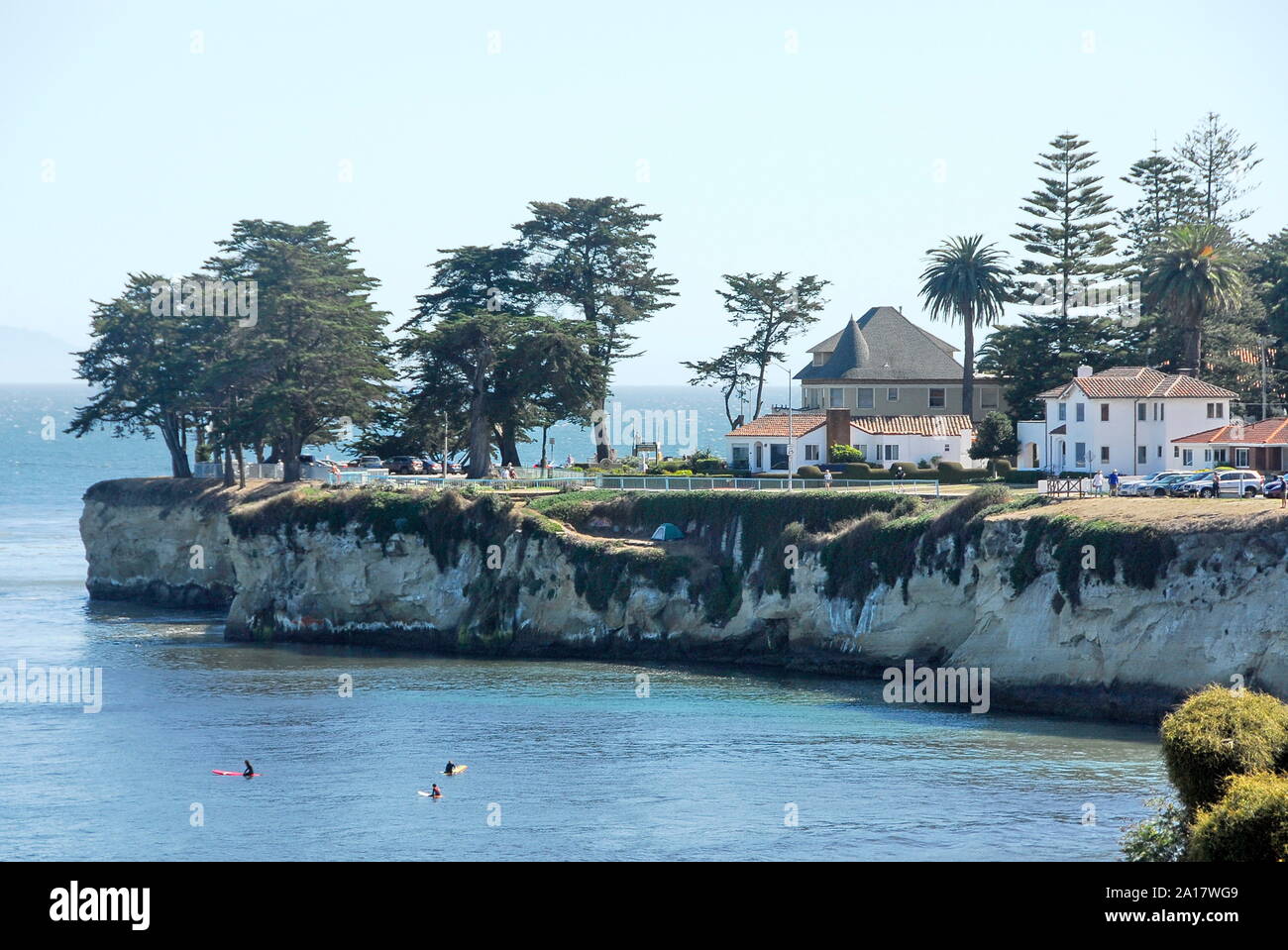 Surfers on beach and cliff hi-res stock photography and images - Alamy