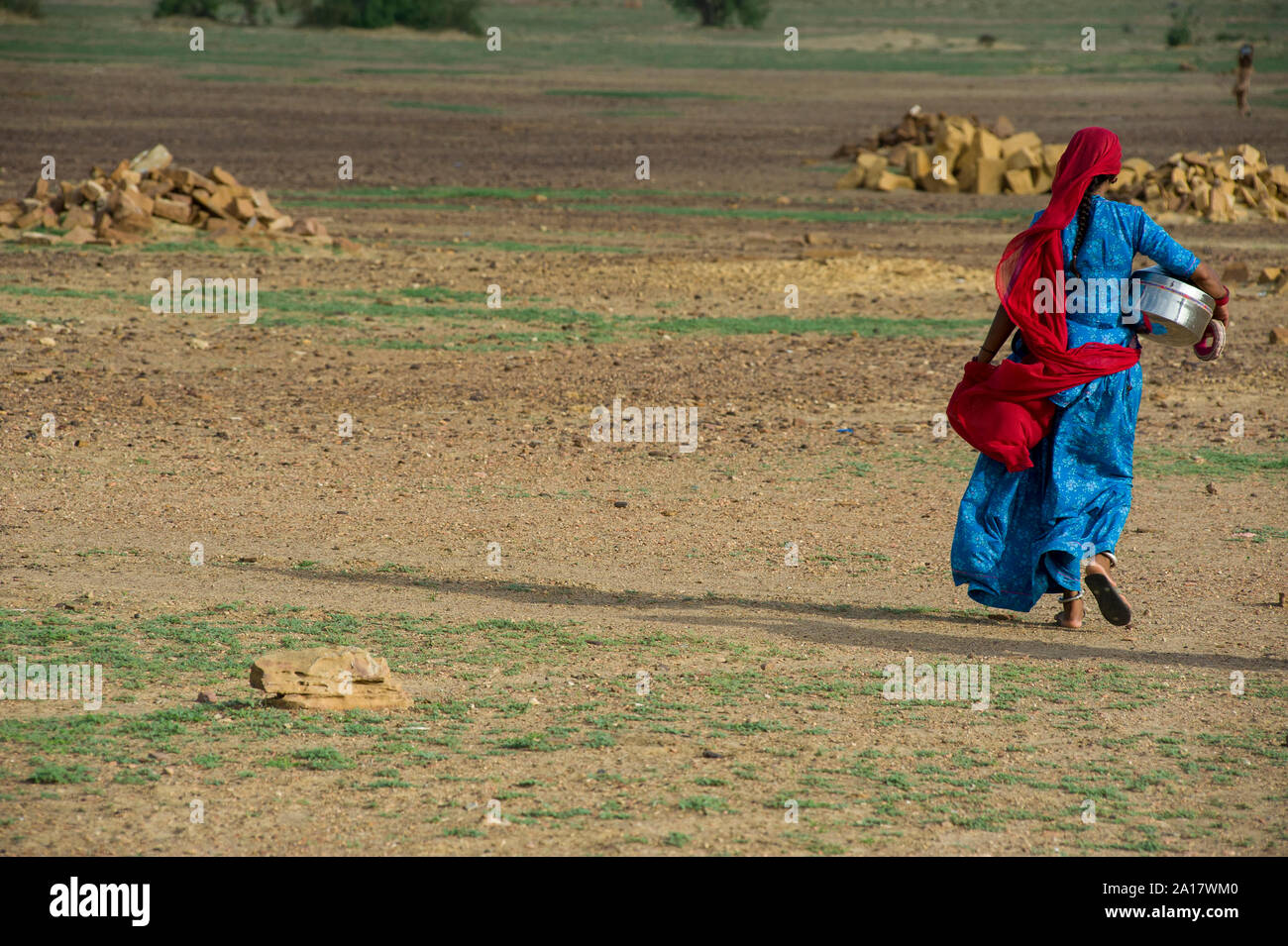 Rajasthani woman carrying a jar in the Thar Desert Stock Photo - Alamy
