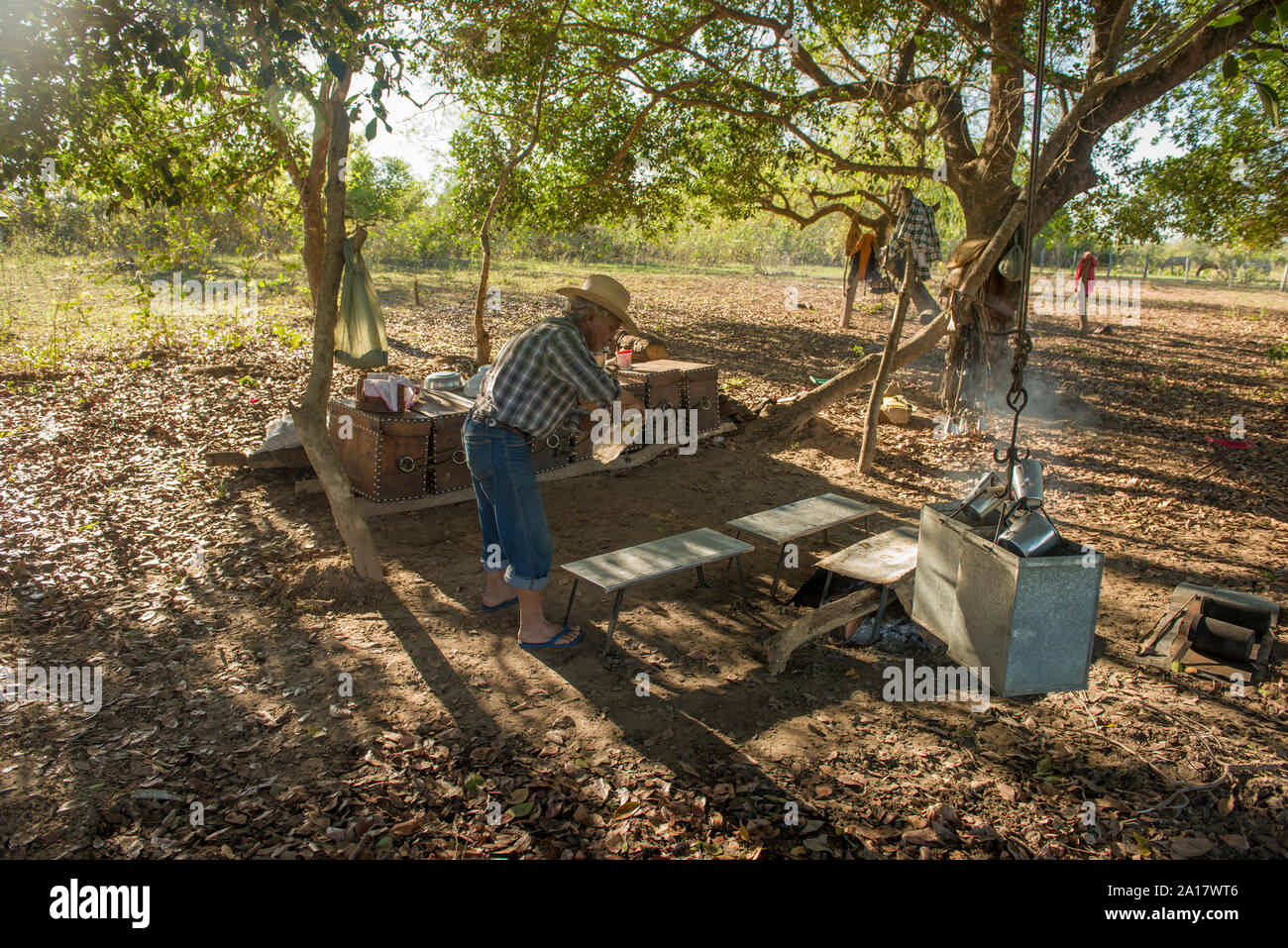 Cowboy cooking hi-res stock photography and images - Alamy