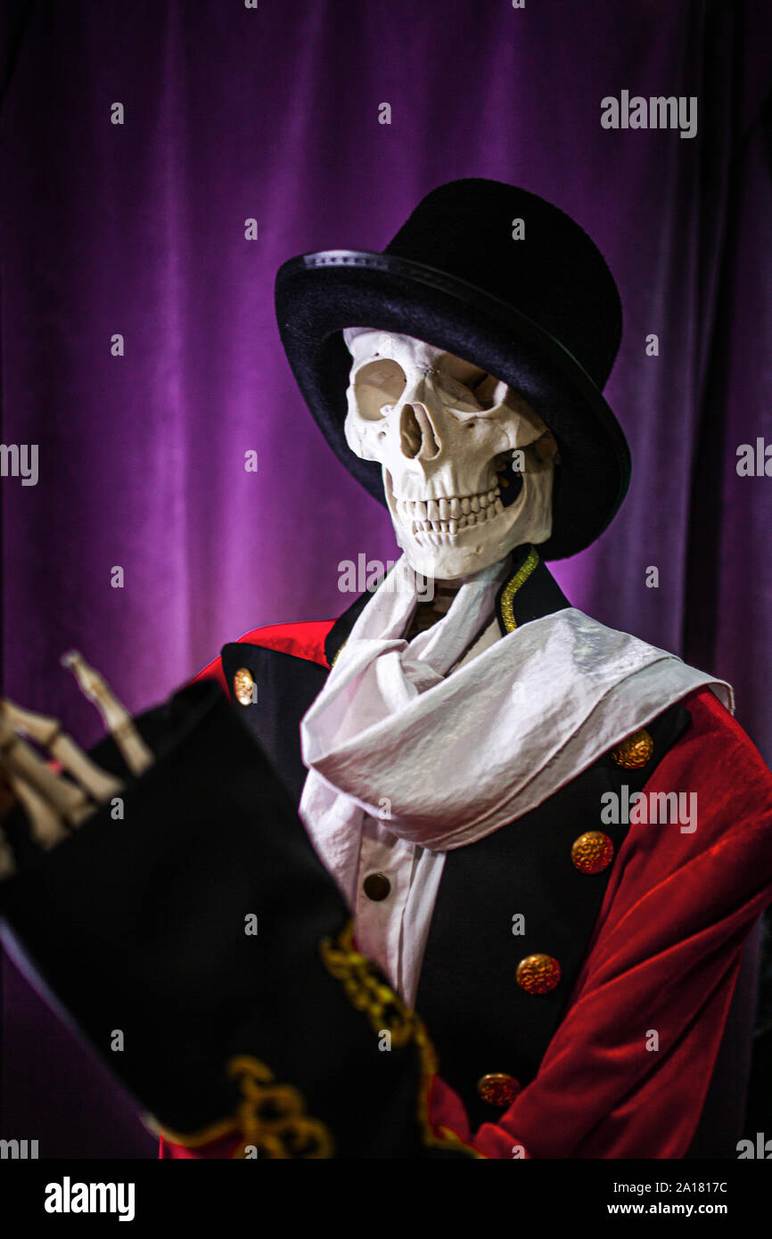Halloween is coming soon, showman skeleton invites to Halloween party ...