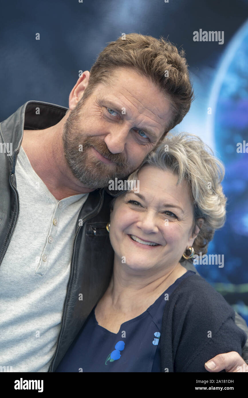 Los Angeles.CA.USA. Gerard Butler and Bonnie Arnold at How To Train ...