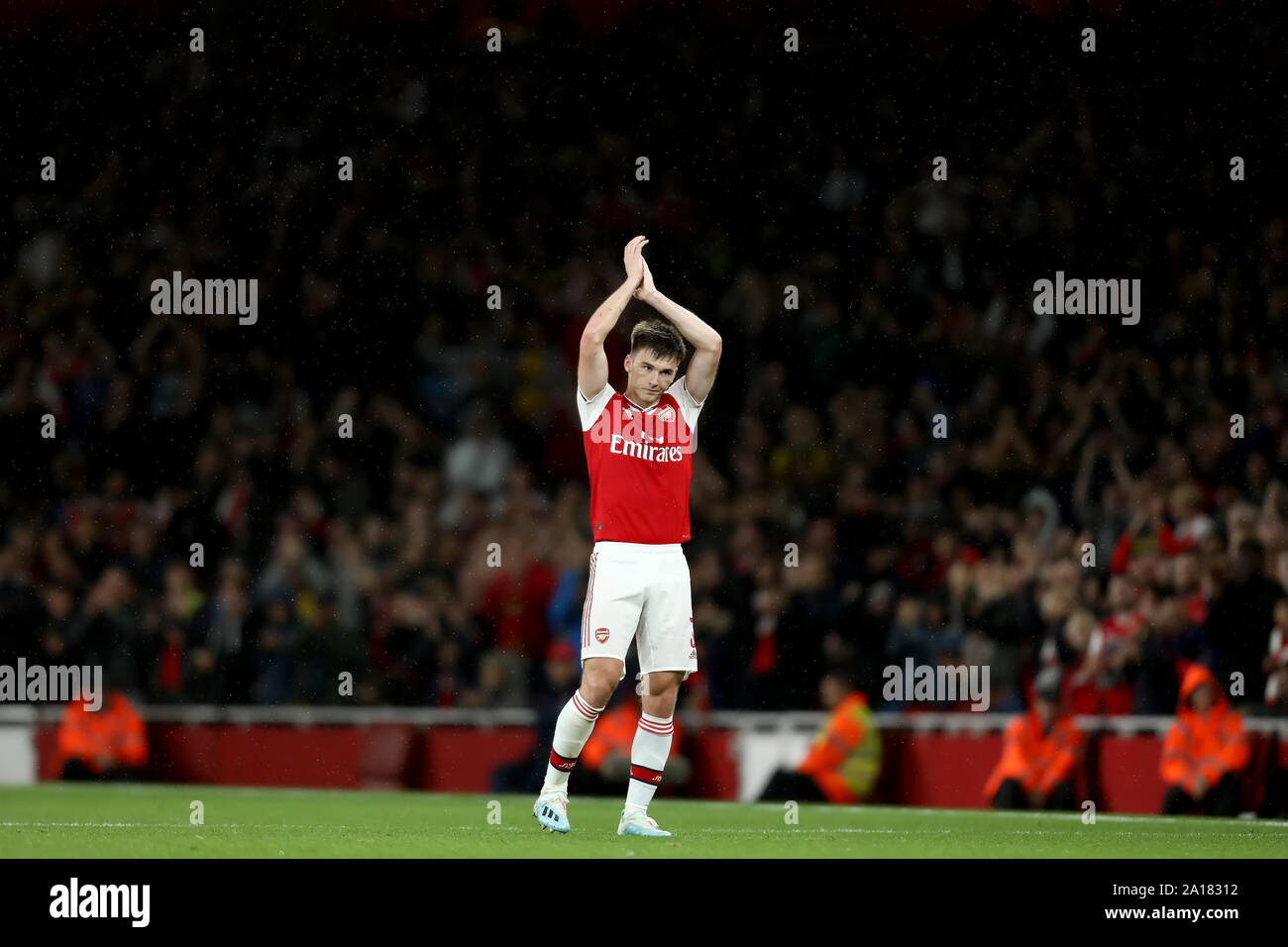 Arsenal emirates stadium crowd hi-res stock photography and images - Alamy