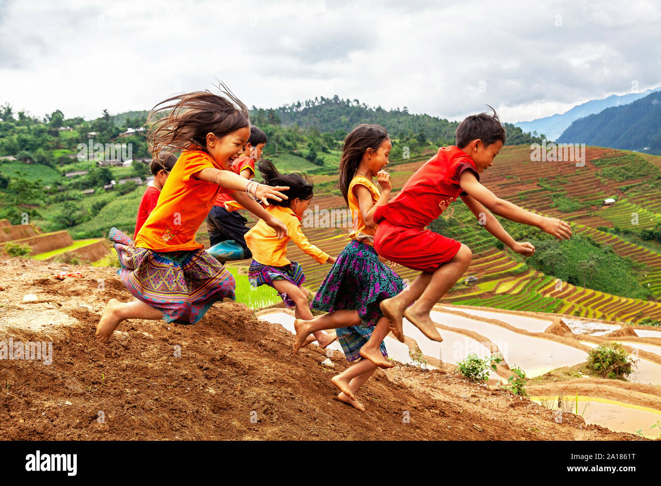 Kids playing in mud hi-res stock photography and images - Alamy