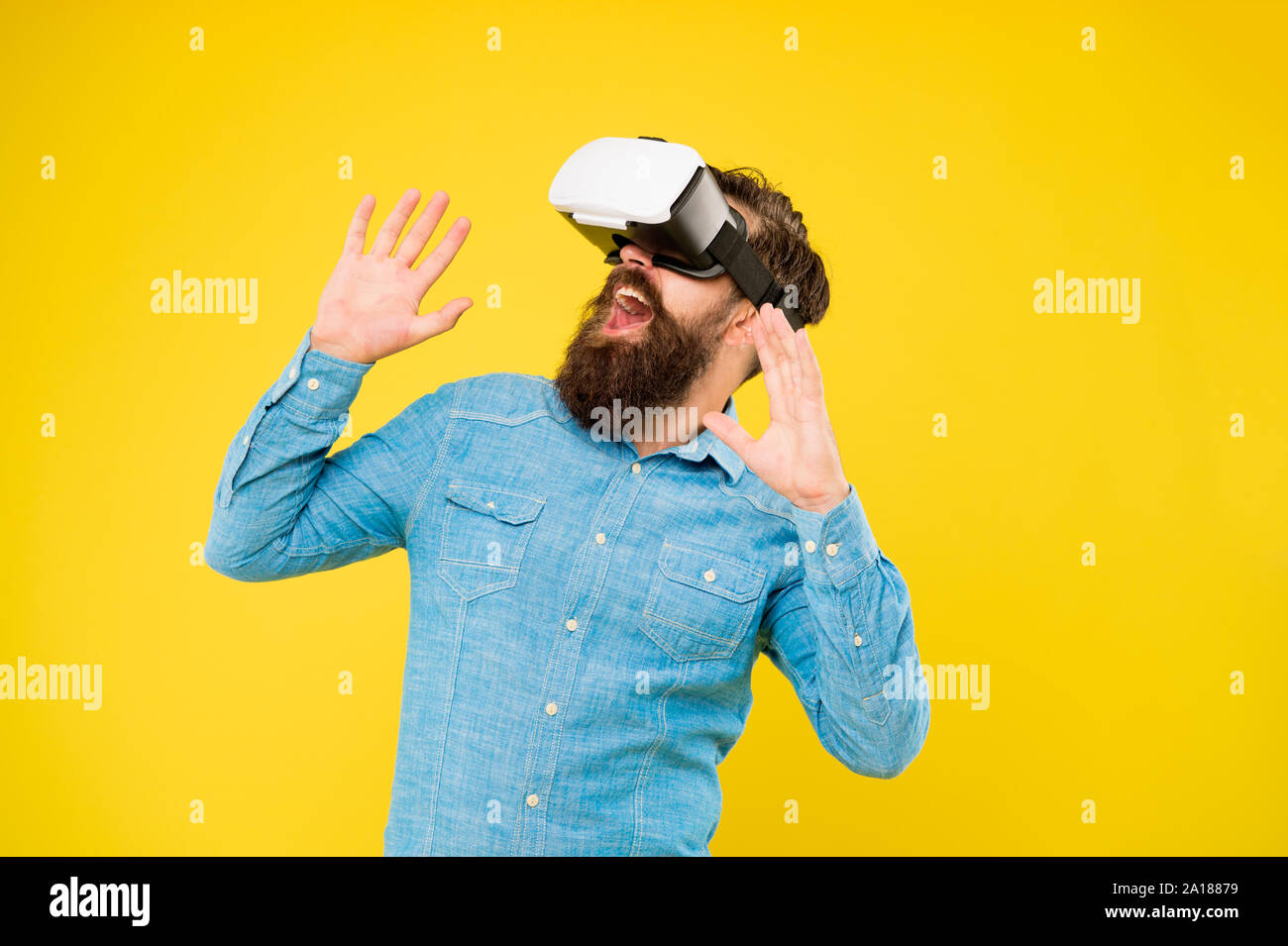 Impressive visual effects. Bearded man explore vr. Gamer concept ...