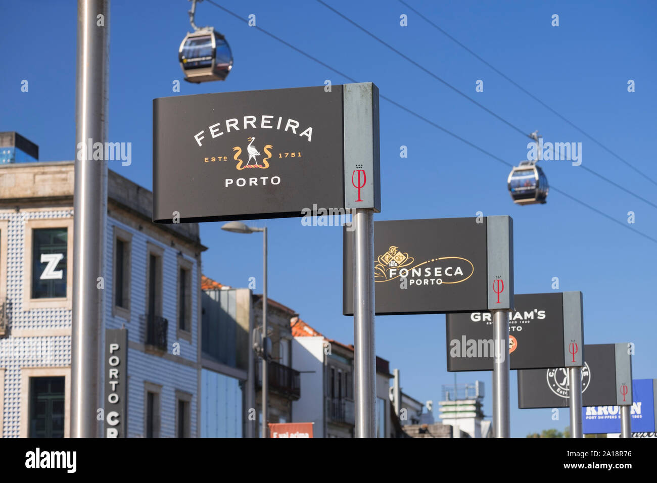 Gaia cable car porto hi-res stock photography and images - Alamy