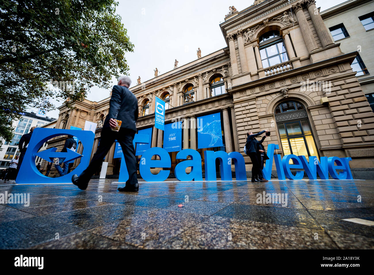 Team viewer hi-res stock photography and images - Alamy