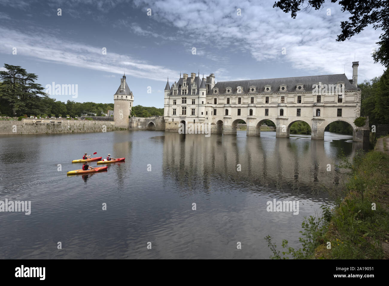 French chateau spanning the river cher hi-res stock photography and ...