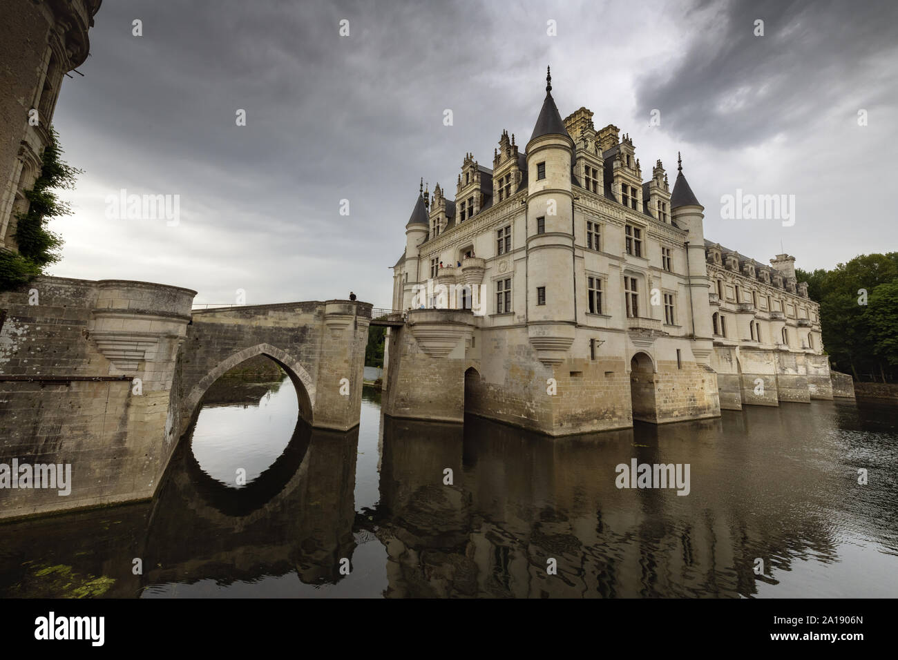 French chateau spanning the river cher hi-res stock photography and ...