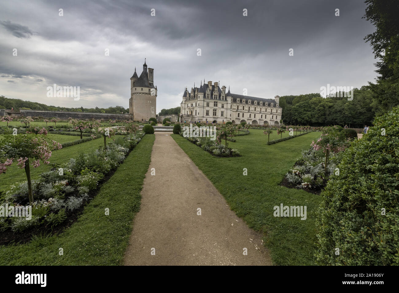 French chateau spanning the river cher hi-res stock photography and ...
