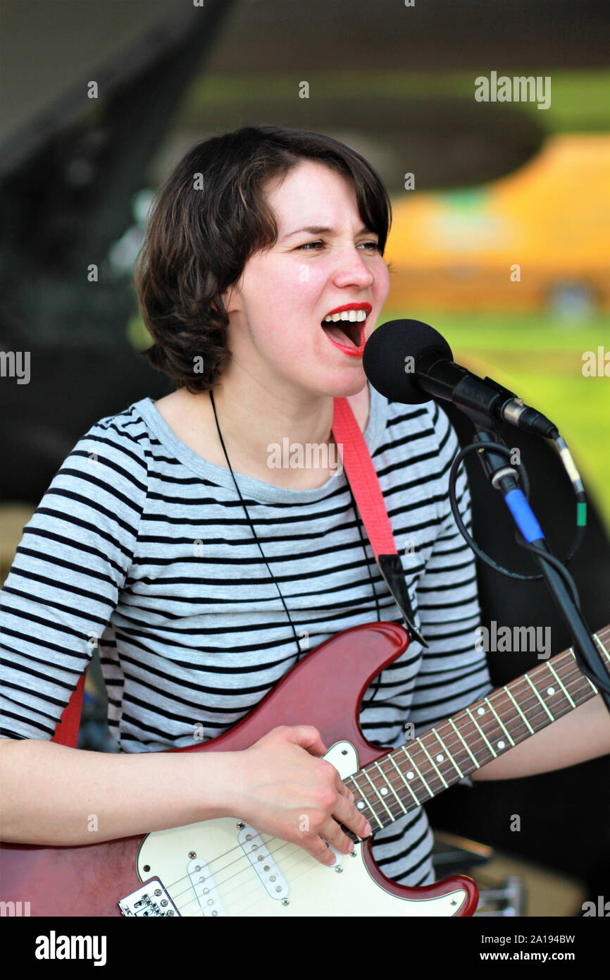 Female singer band stage guitar hi-res stock photography and images - Alamy