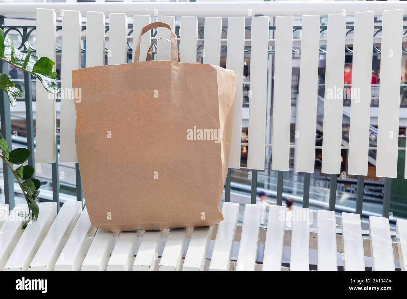 Outdoors brown paper bags hi-res stock photography and images - Alamy