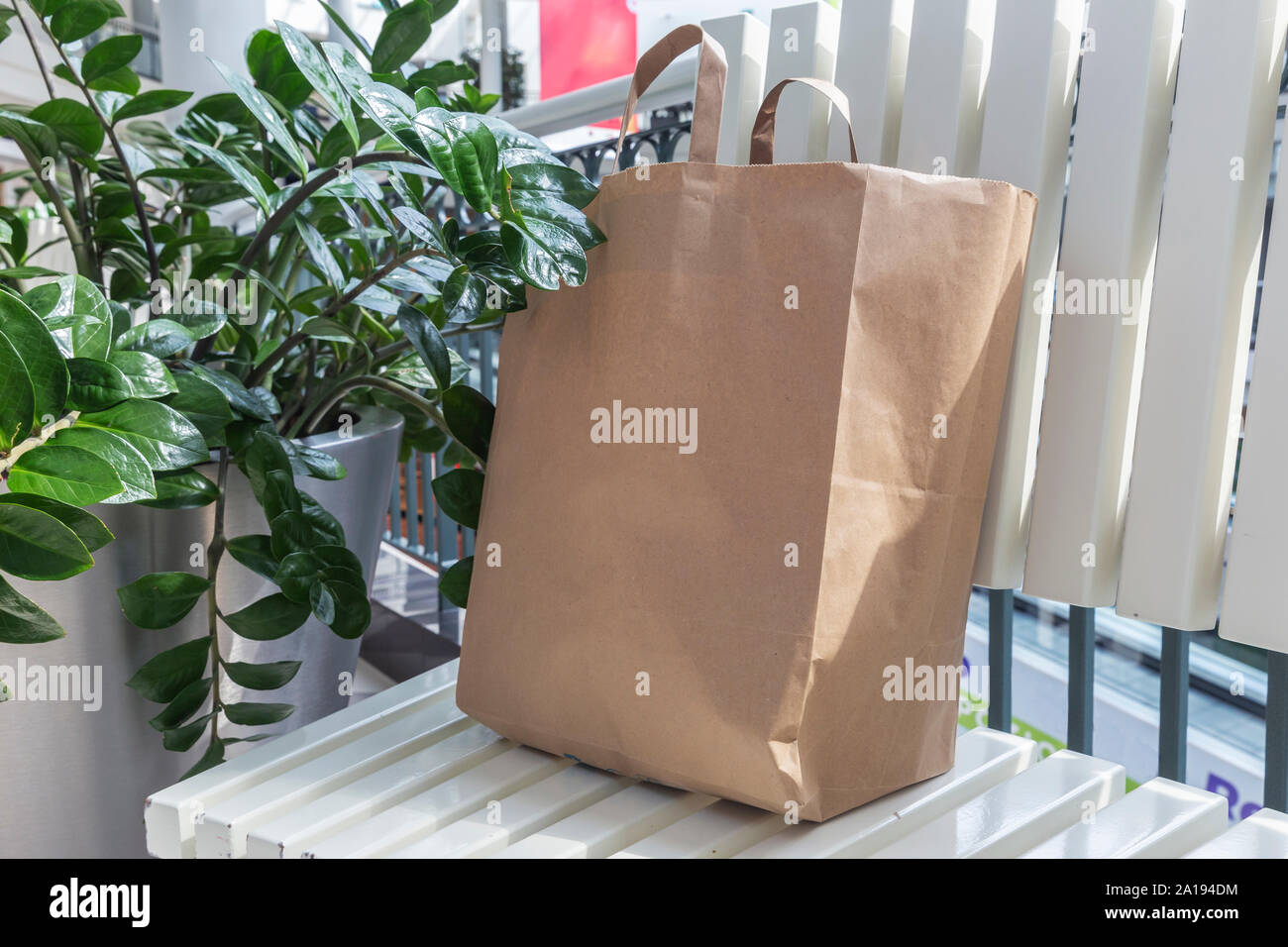 Outdoors brown paper bags hi-res stock photography and images - Alamy