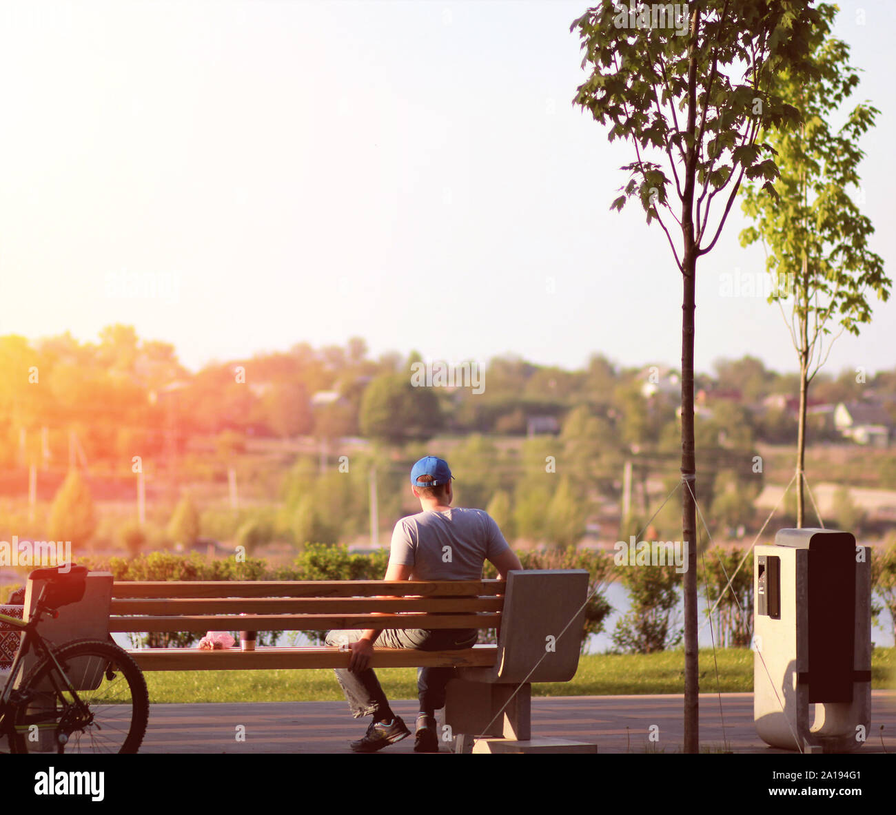 Back of man alone on park bench hi-res stock photography and images - Alamy