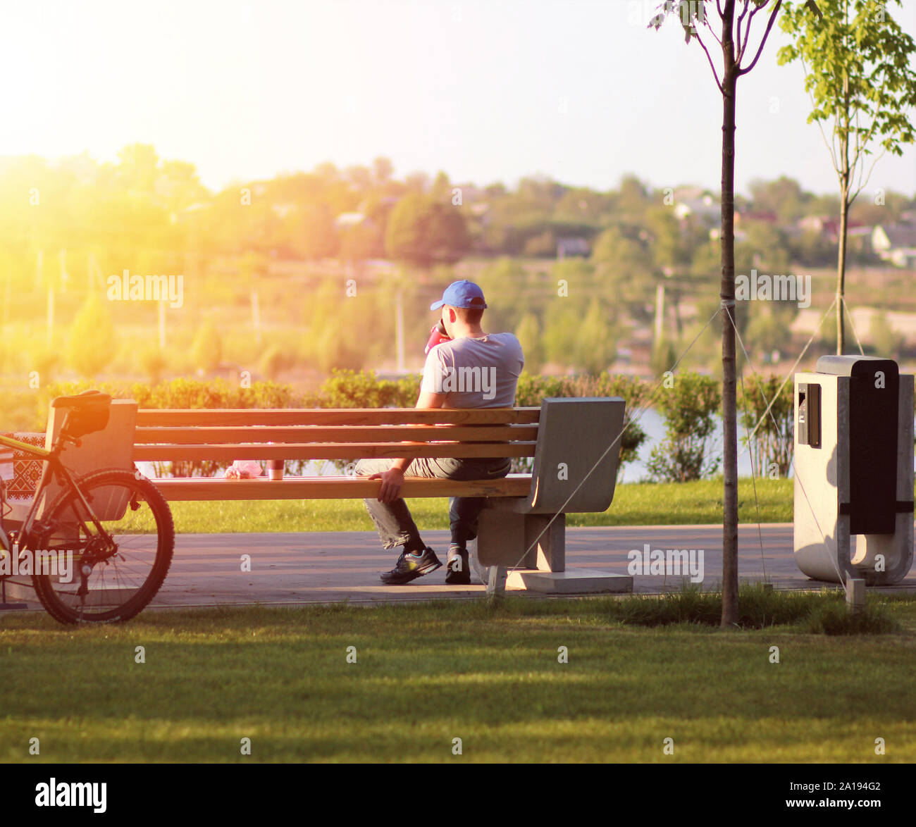 Back of man alone on park bench hi-res stock photography and images - Alamy