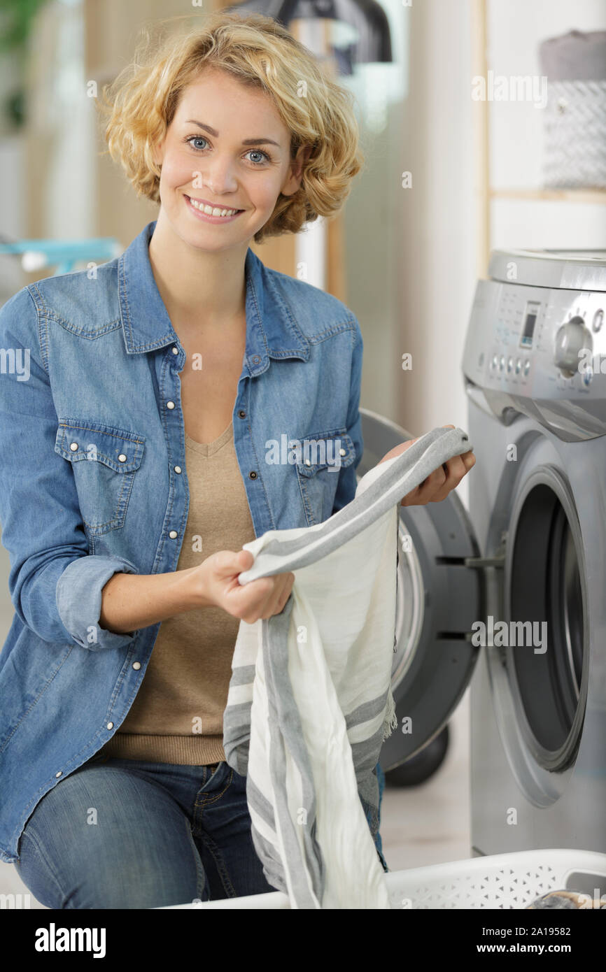 Woman loading washing machine hi-res stock photography and images - Alamy