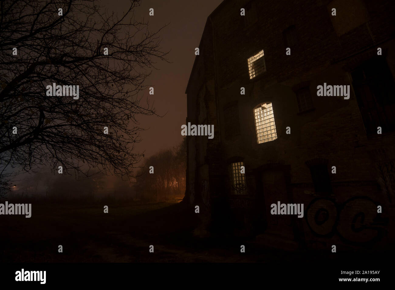 spooky old house Stock Photo - Alamy