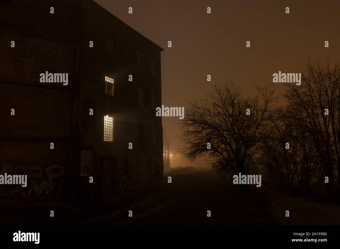 spooky old house Stock Photo - Alamy