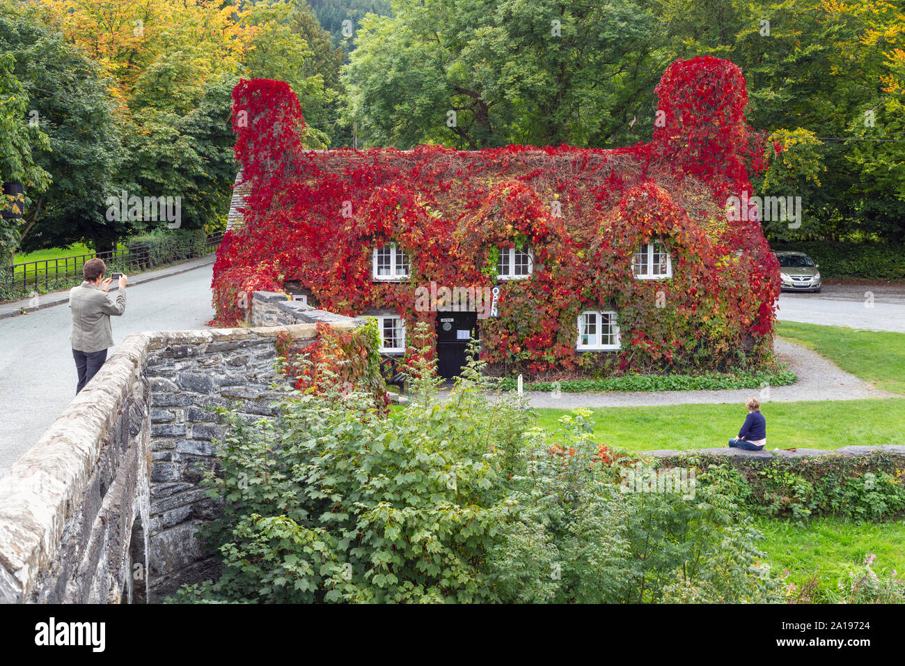 Llanrwst bridge tu hwnt ir hi-res stock photography and images - Alamy