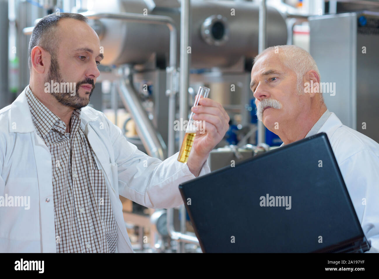 Two brewery workers hi-res stock photography and images - Alamy