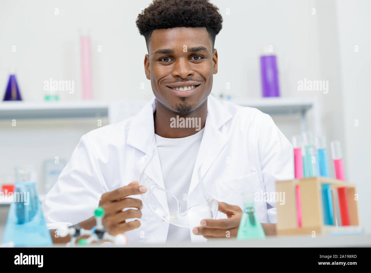 Hospital fluids beaker hi-res stock photography and images - Alamy