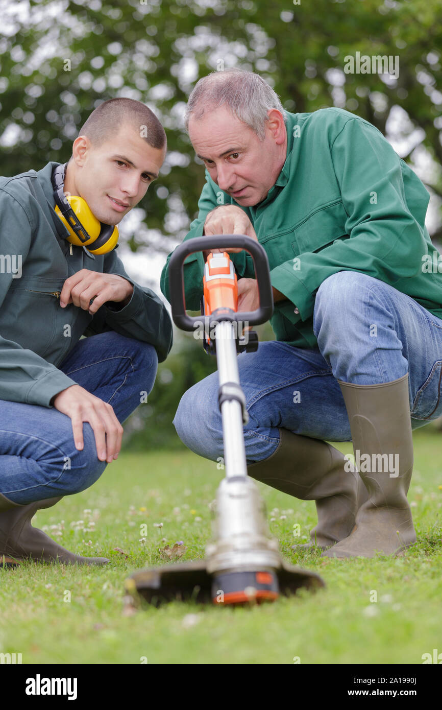 Gardeners line hi-res stock photography and images - Alamy