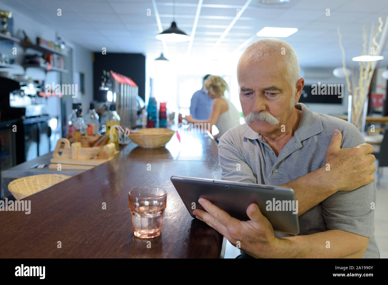 Lonely old man in pub hi-res stock photography and images - Alamy