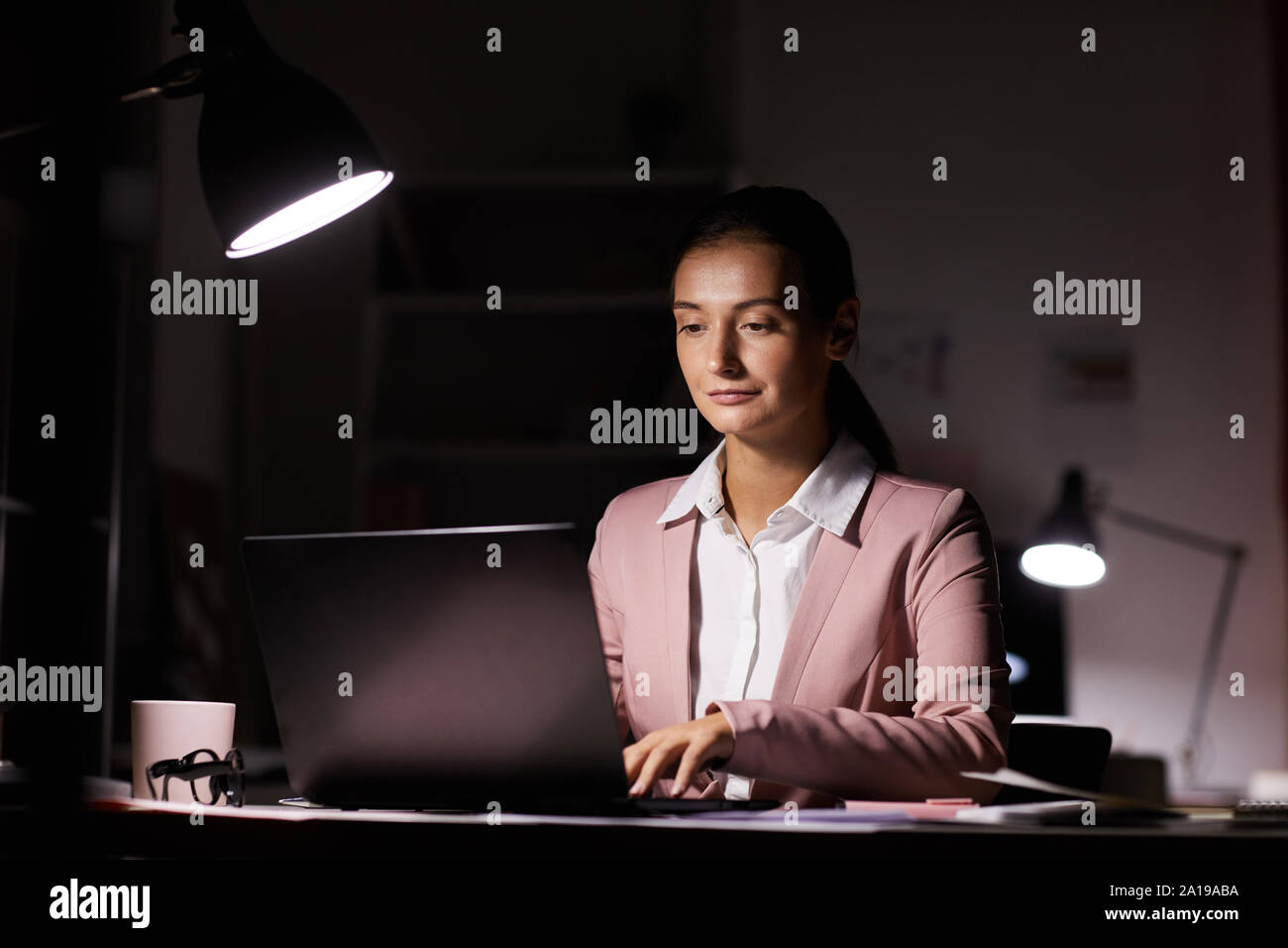Woman computer serious dark night hi-res stock photography and images ...