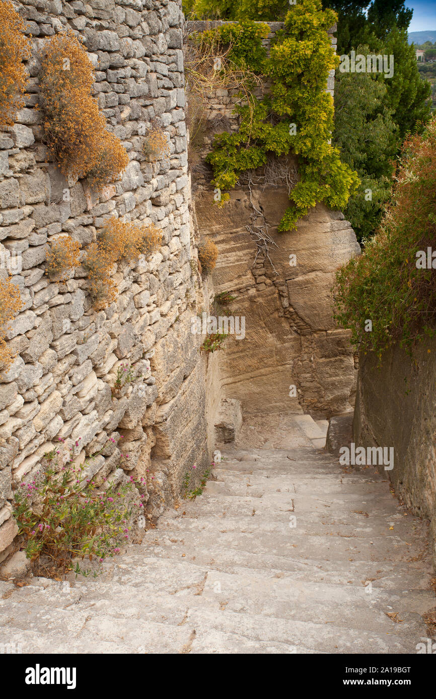 Medieval alley in the old town of Bonnieux, Vaucluse department ...