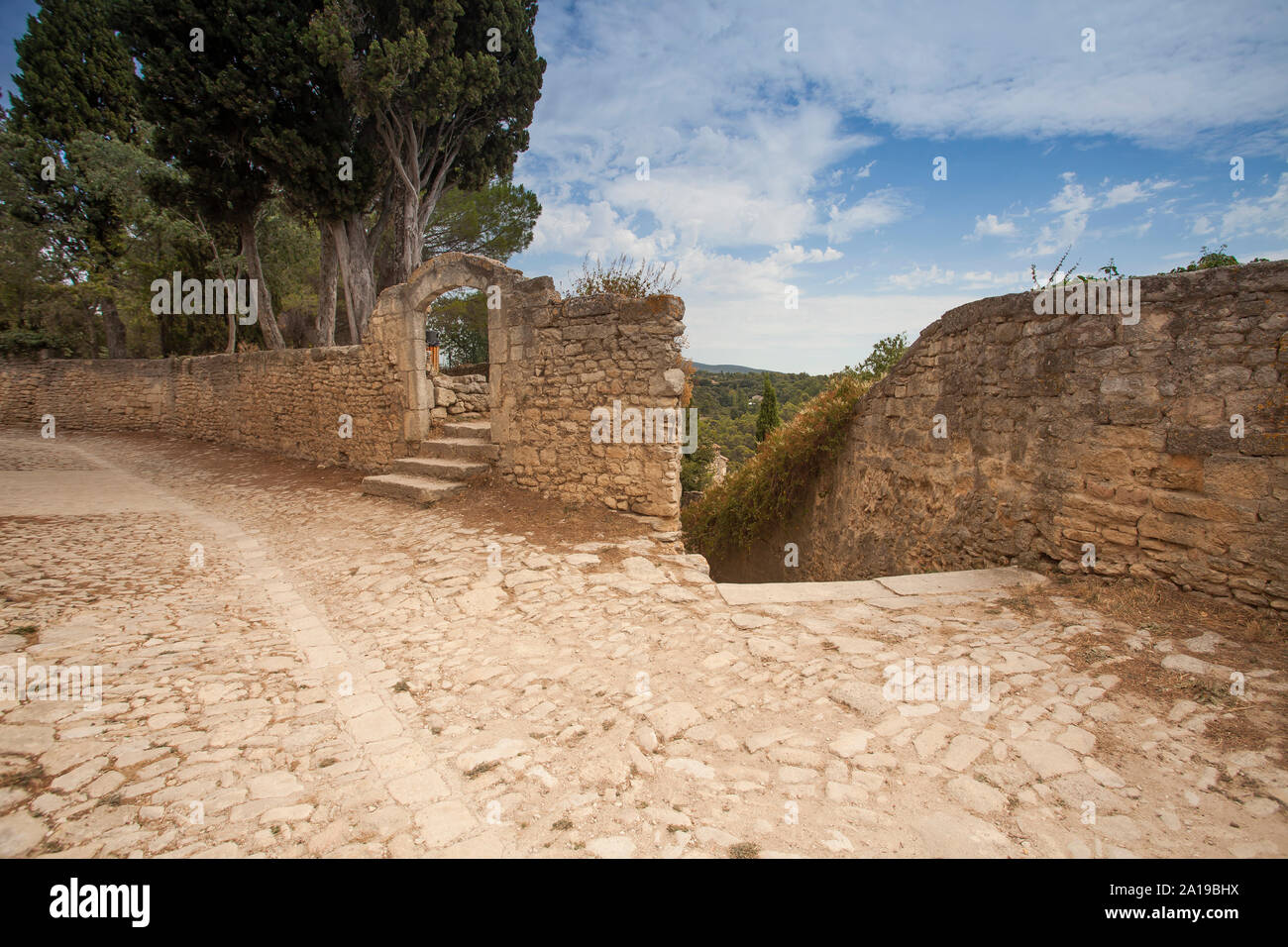 Medieval alley in the old town of Bonnieux, Vaucluse department ...