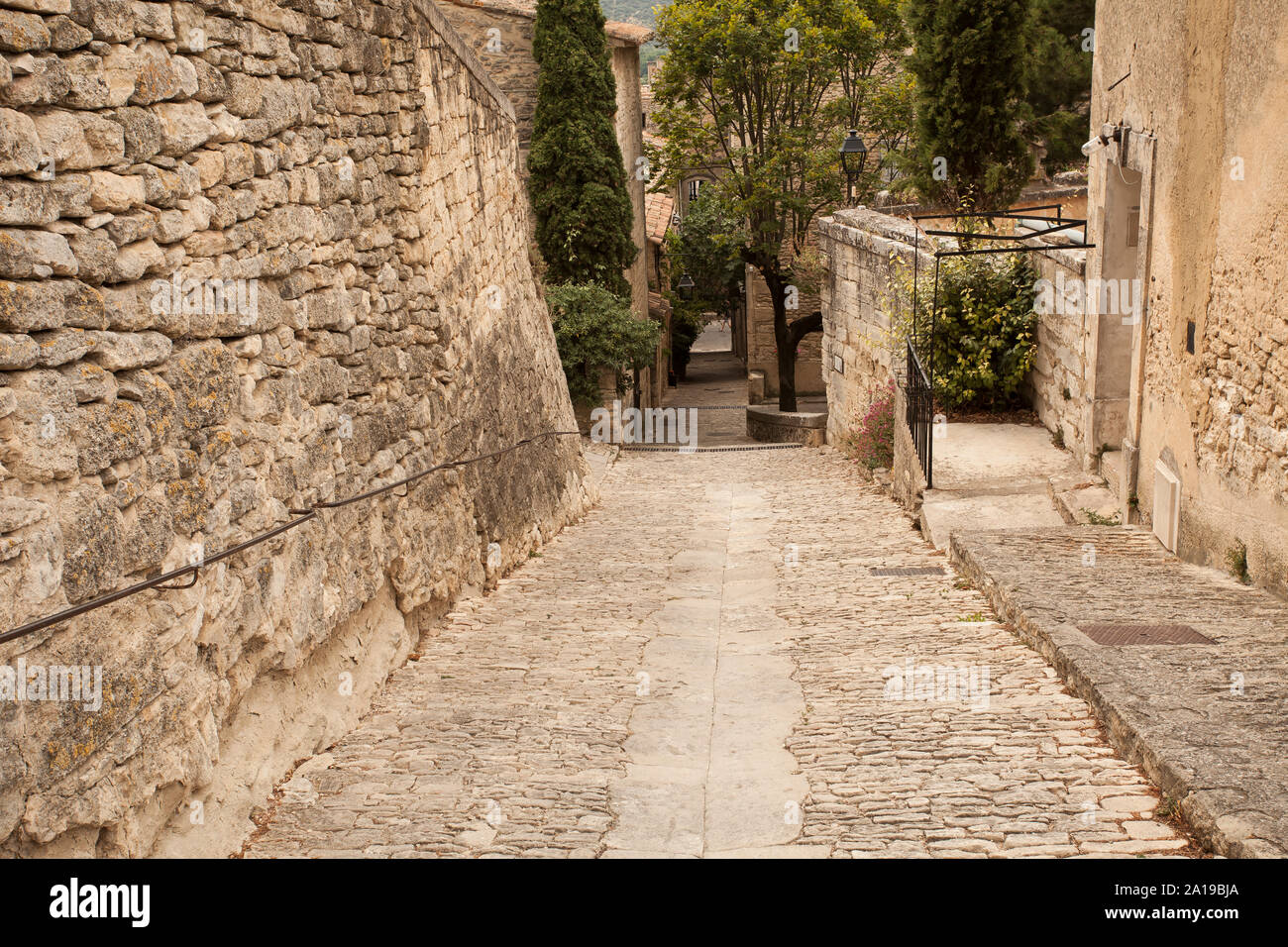 Medieval alley in the old town of Bonnieux, Vaucluse department ...