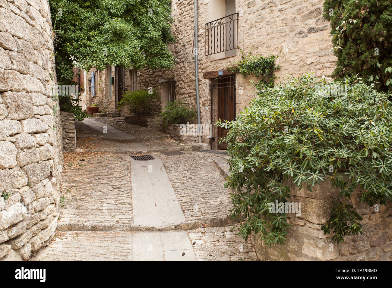 Medieval alley in the old town of Bonnieux, Vaucluse department ...