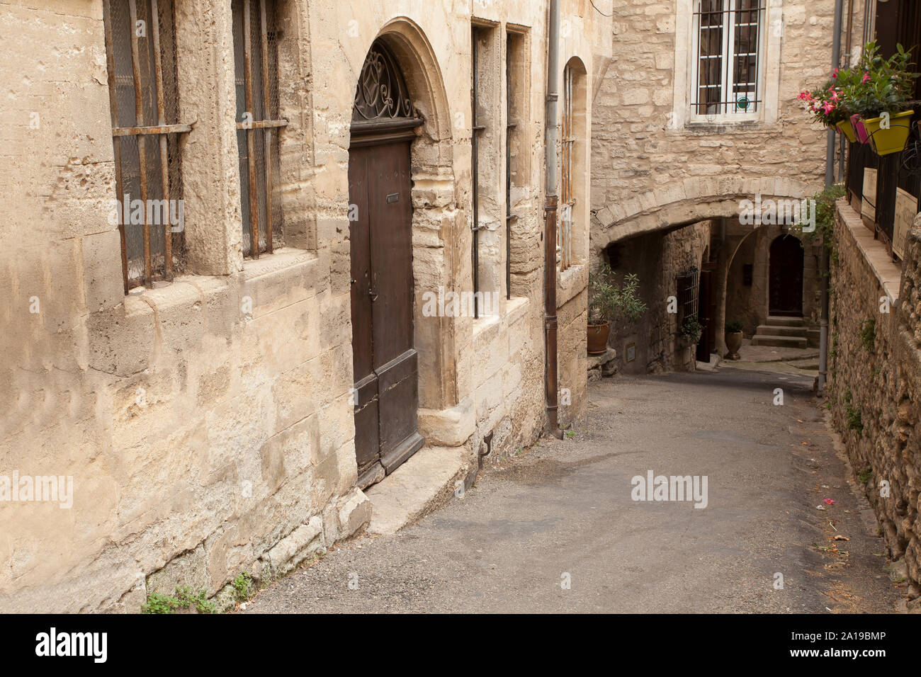 Medieval alley in the old town of Bonnieux, Vaucluse department ...