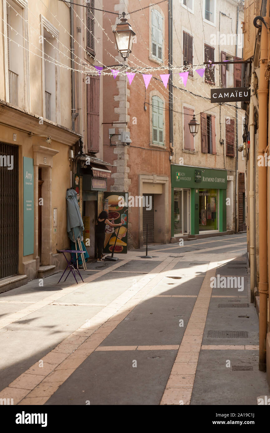 Old town alley in the city of Apt, Vaucluse, Provence-Alpes-Côte d'Azur ...