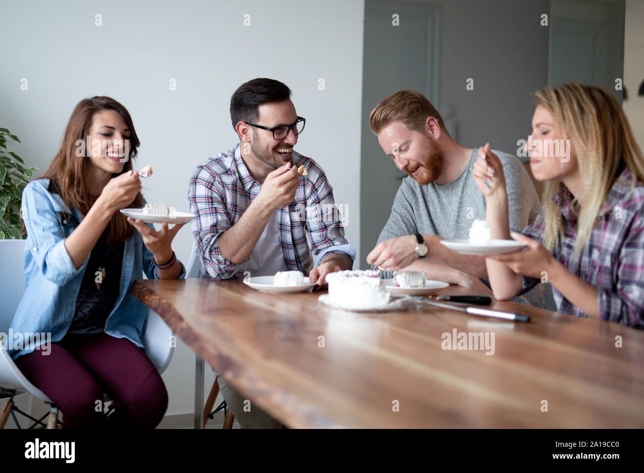 Group friends smiling home hi-res stock photography and images - Alamy