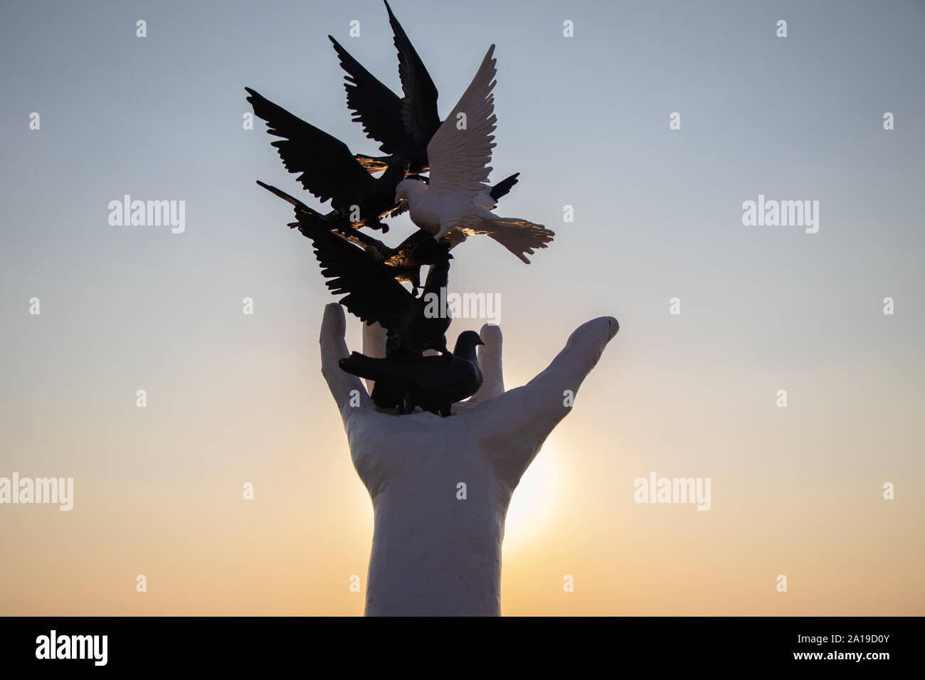 Giant hand sculpture hi-res stock photography and images - Alamy