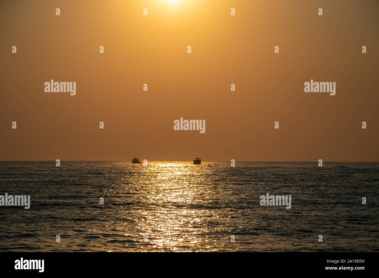 Ocean sunset golden hour reflection hi-res stock photography and images ...