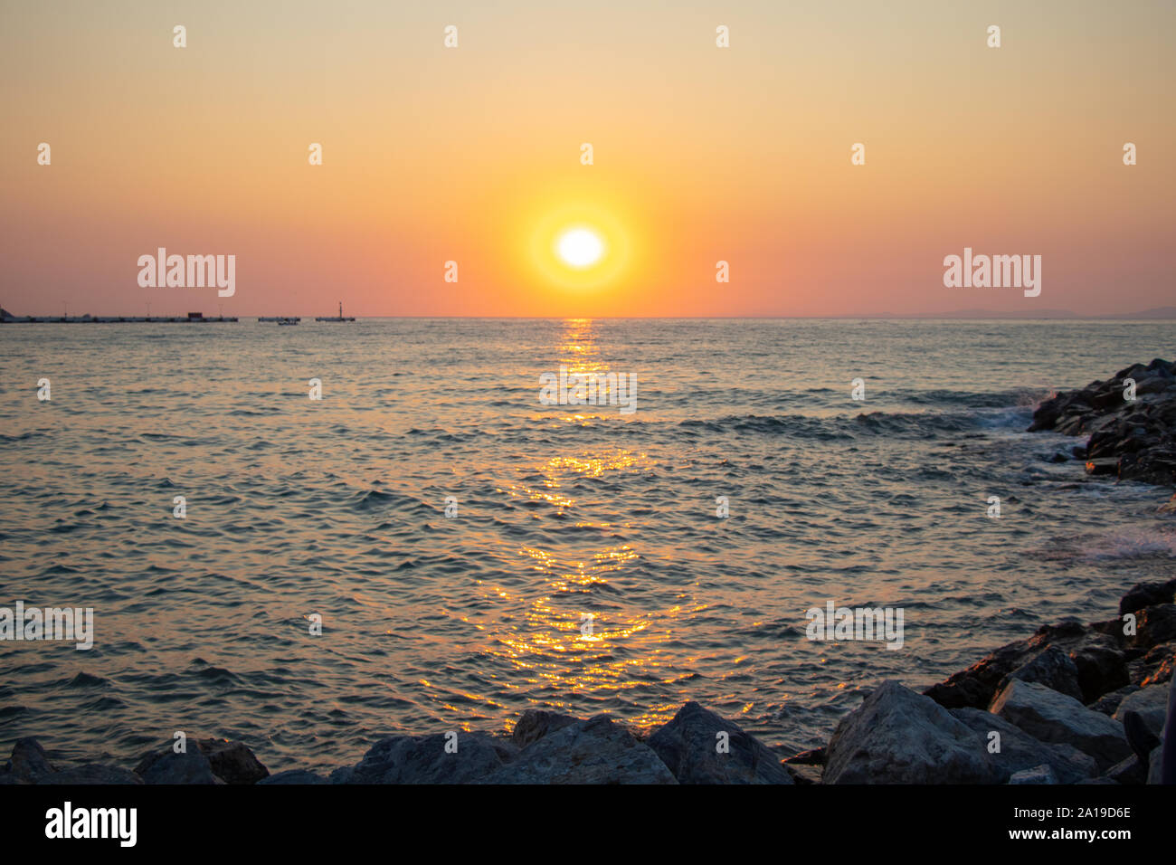 Golden hour of sun hi-res stock photography and images - Alamy