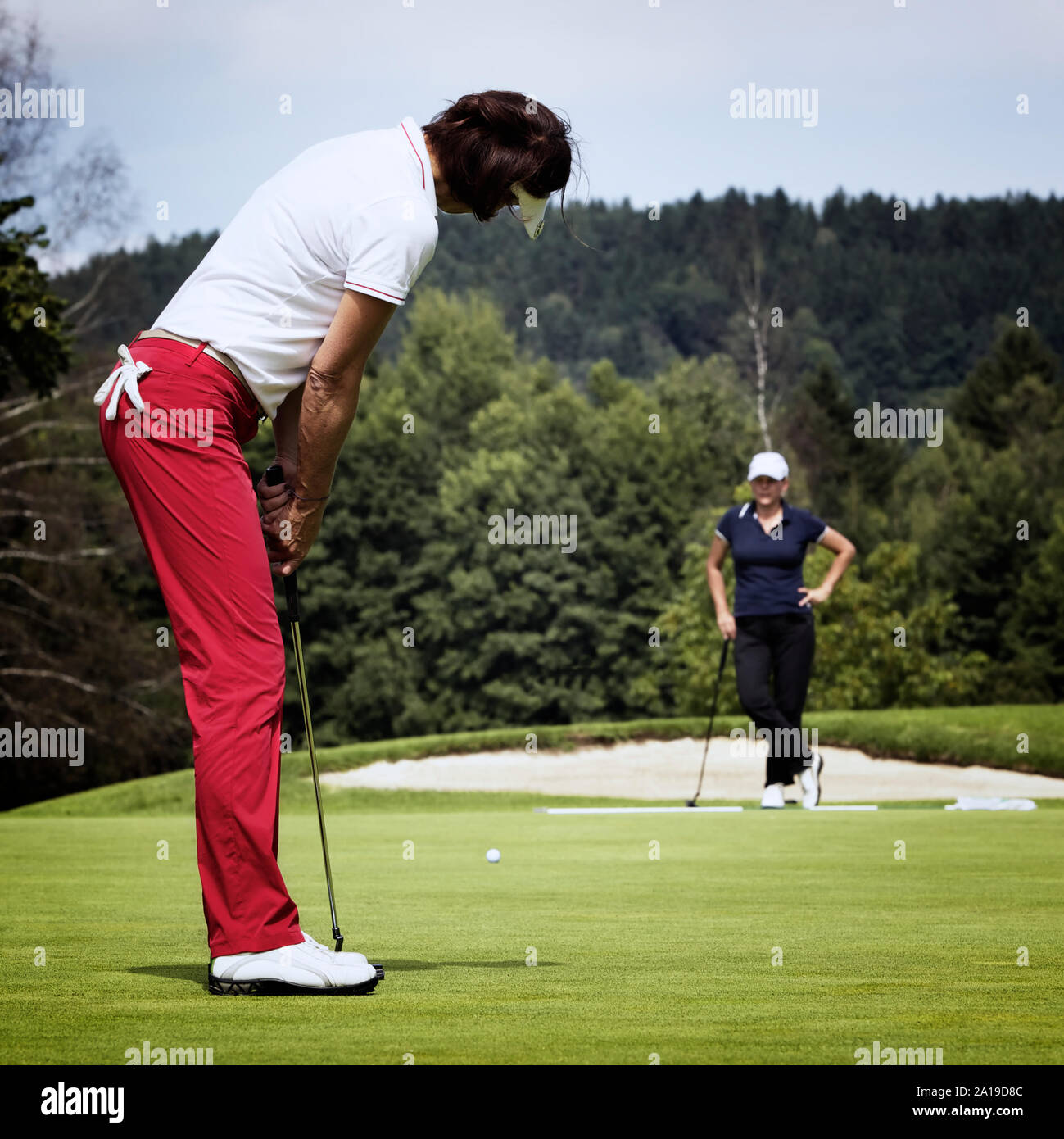 Attractive female golf player hi-res stock photography and images - Alamy