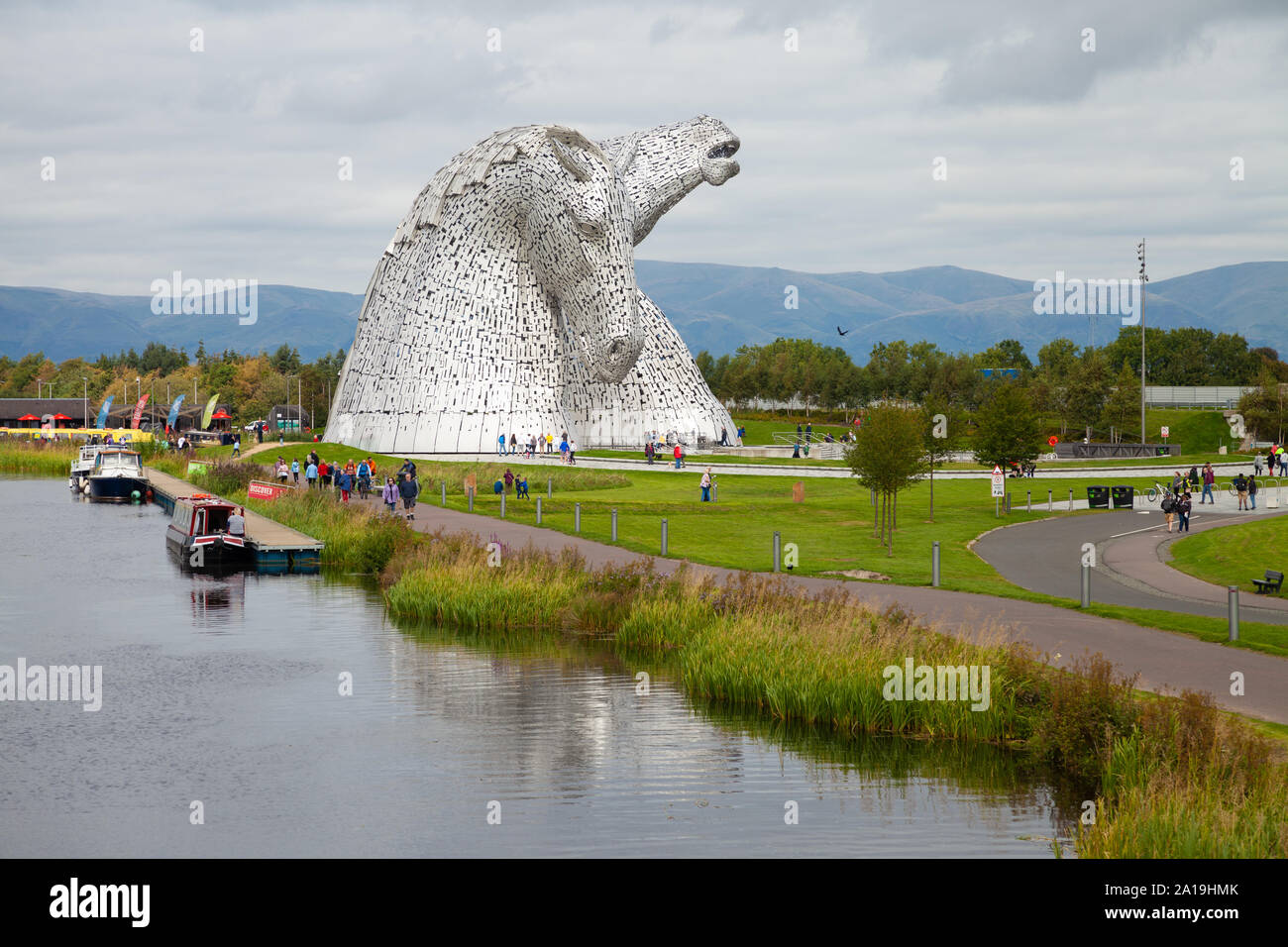 The Kelpies 30-metre-high horse-head sculptures at the Helix centre ...