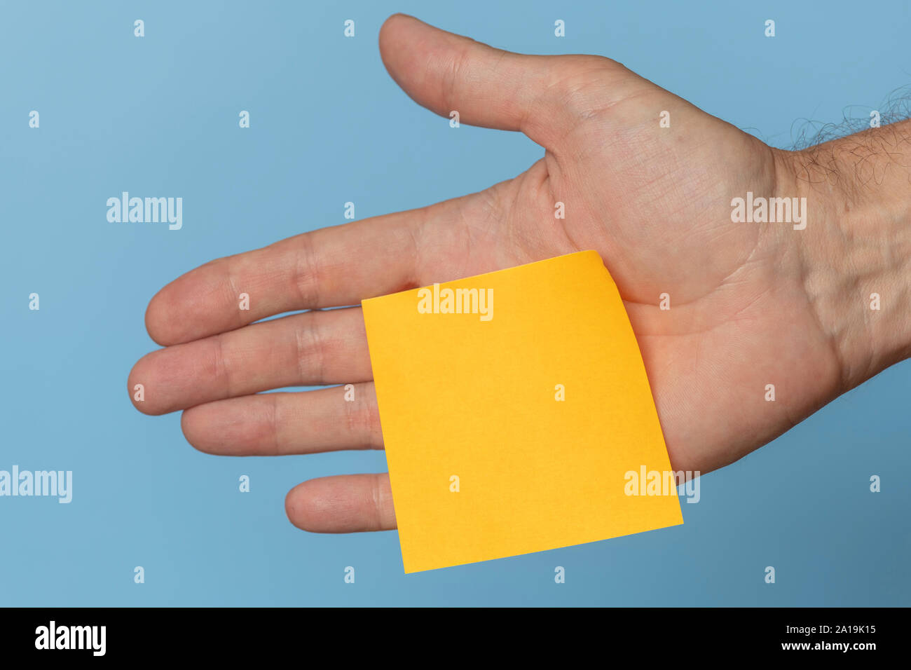 yellow post it note stuck to a hand, blank Stock Photo - Alamy