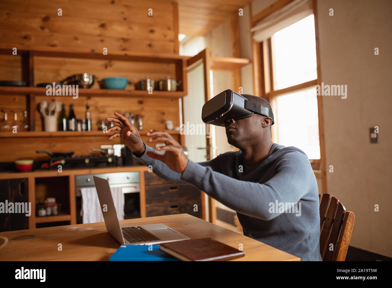 Man vr headset in hi-res stock photography and images - Alamy