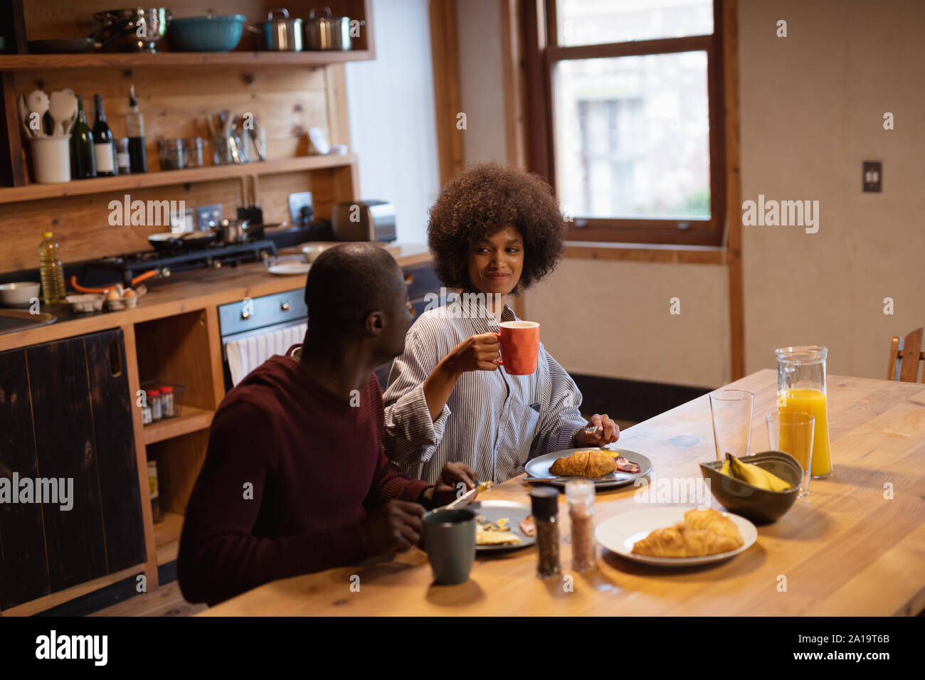 Eating talking sitting hi-res stock photography and images - Alamy