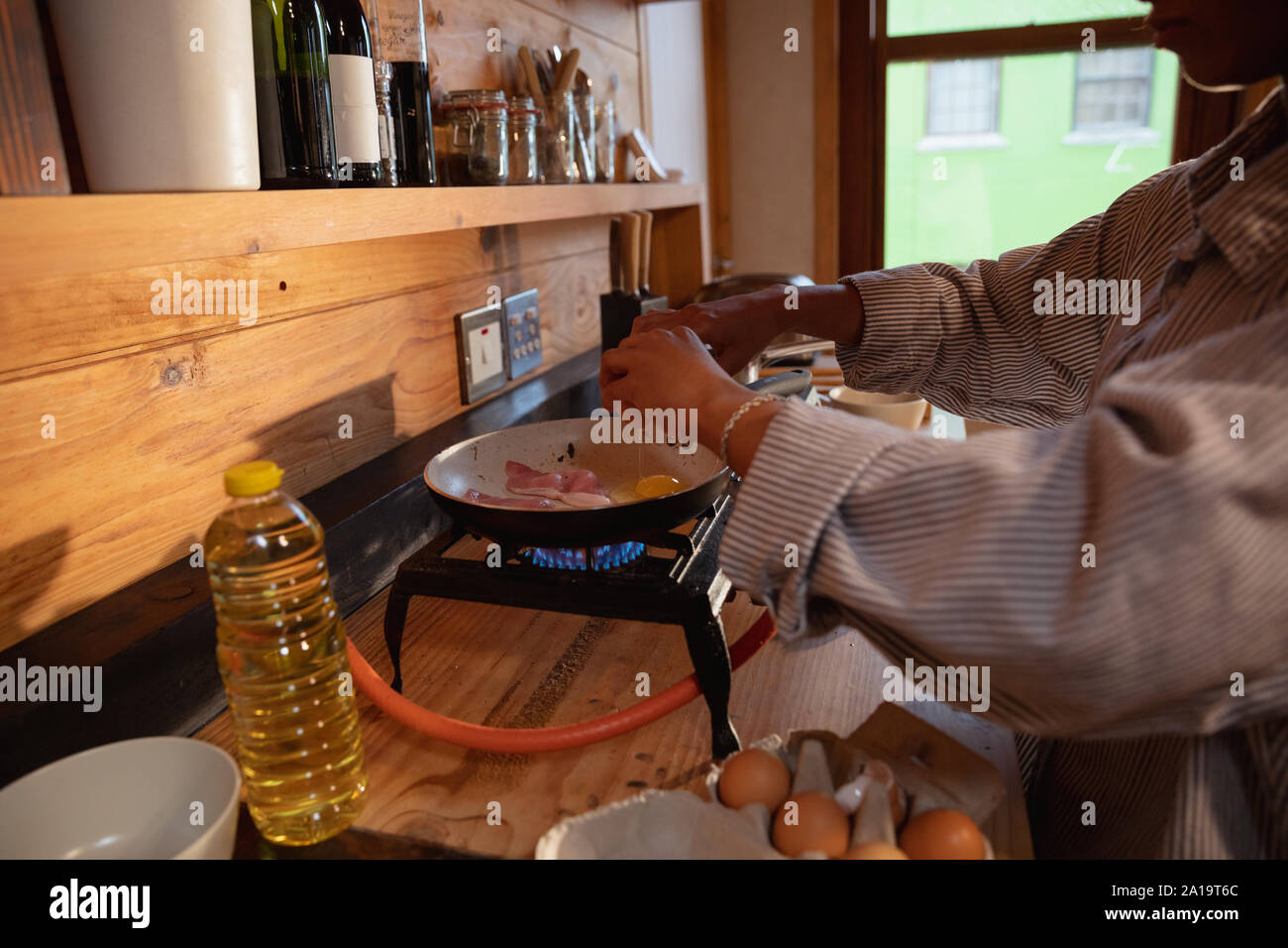 Woman cooking home hi-res stock photography and images - Alamy